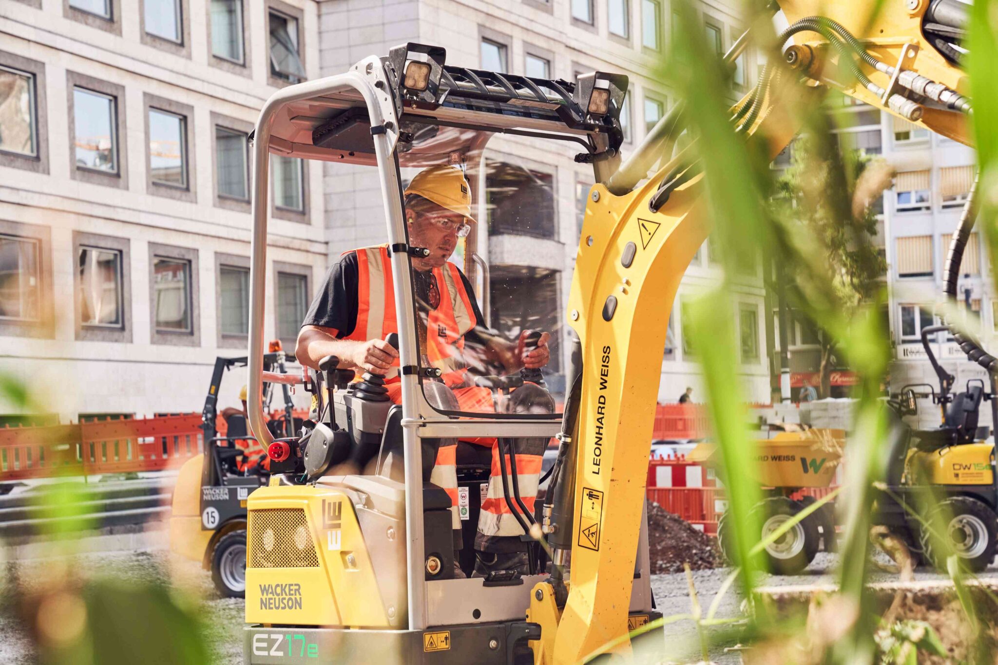 Wacker Neuson’s first battery-driven EZ17e mini-excavator digs deep ...